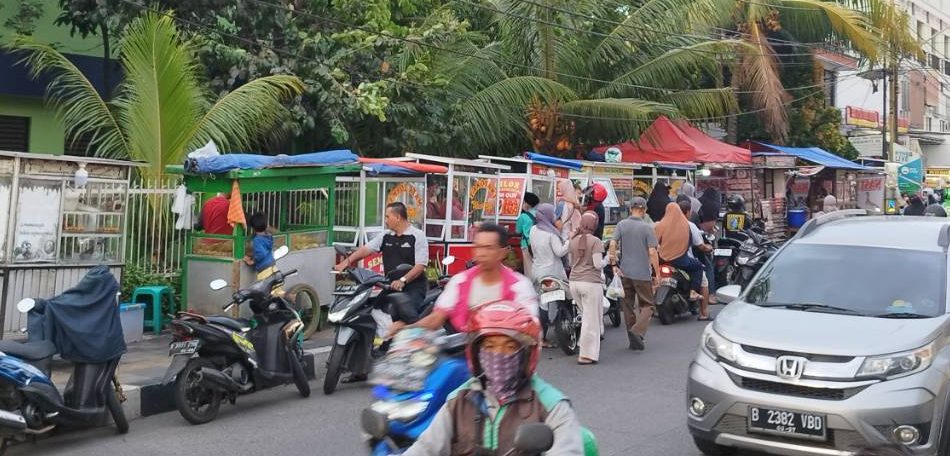 Berburu Takjil di Jalan Cemara Raya Tangerang - About Tangerang